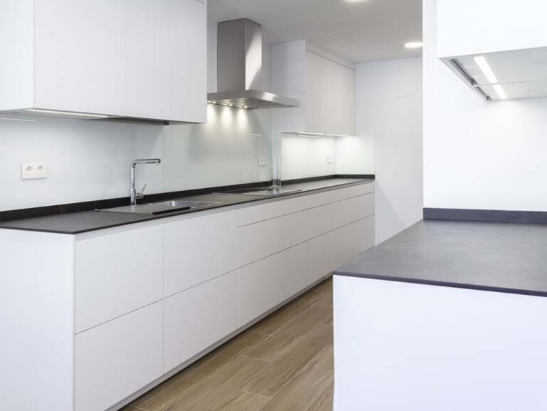 Cocinas Blancas Con Encimera Negra Y Suelo De Madera пёџ
