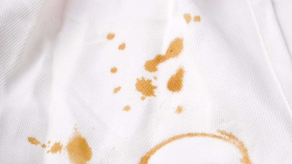 Cómo limpiar una mancha de aceite en la ropa ️